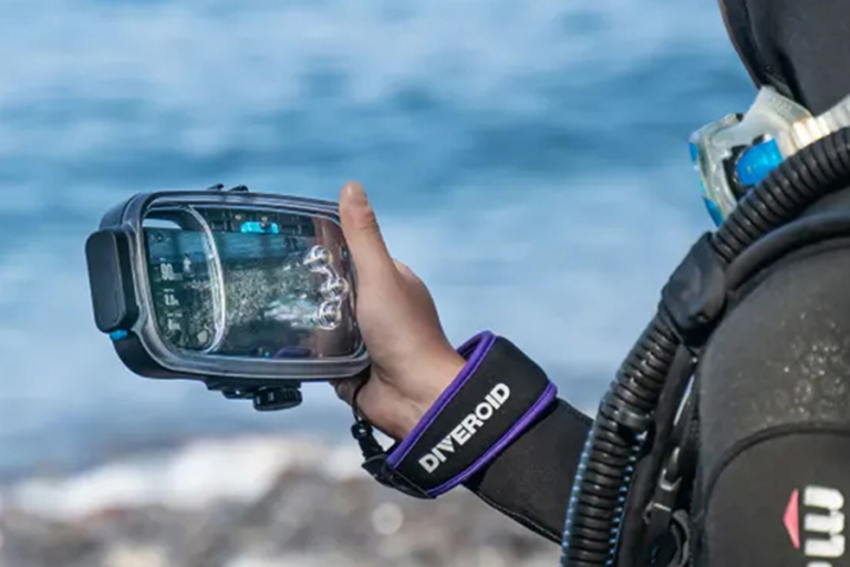 Take Your Smartphone Diving Under Water with DIVEROID | Man of Many