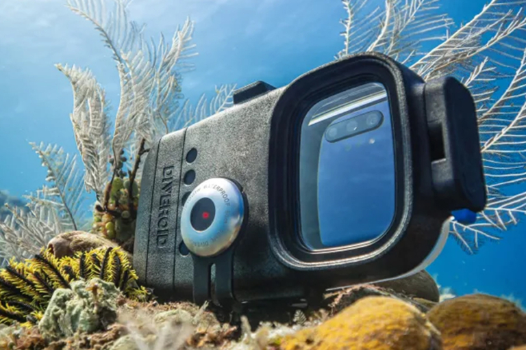 Take Your Smartphone Diving Under Water with DIVEROID | Man of Many