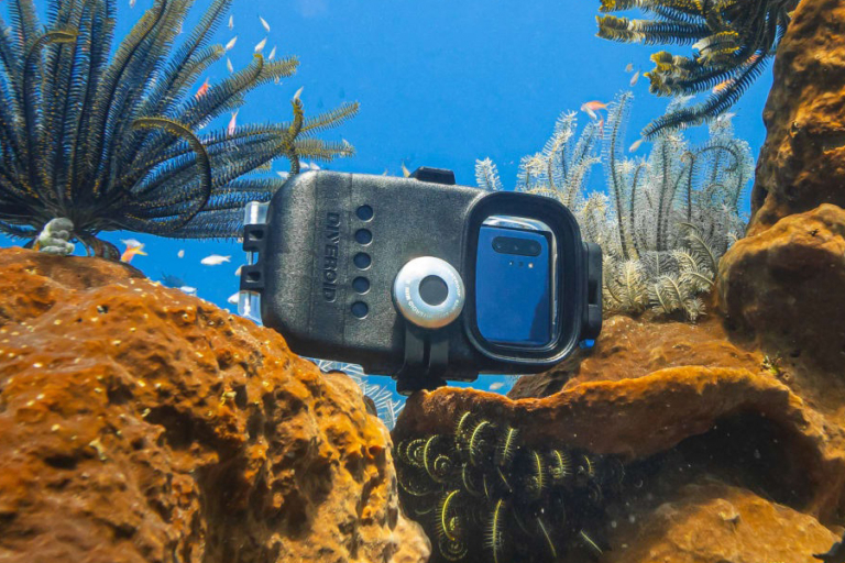 Take Your Smartphone Diving Under Water with DIVEROID | Man of Many