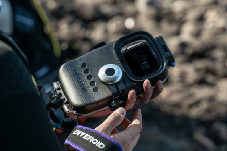 Take Your Smartphone Diving Under Water with DIVEROID | Man of Many