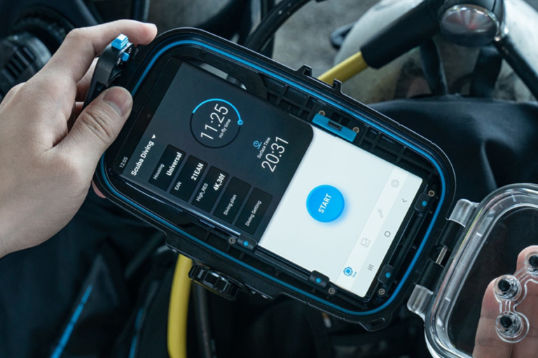 Take Your Smartphone Diving Under Water with DIVEROID | Man of Many