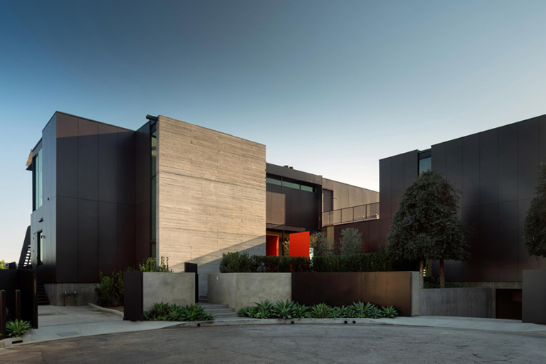 Collywood House Offers Flow and Space to Party | Man of Many