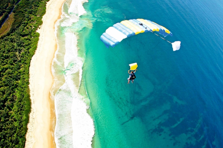 5 Best Places to Go Skydiving in Sydney | Man of Many