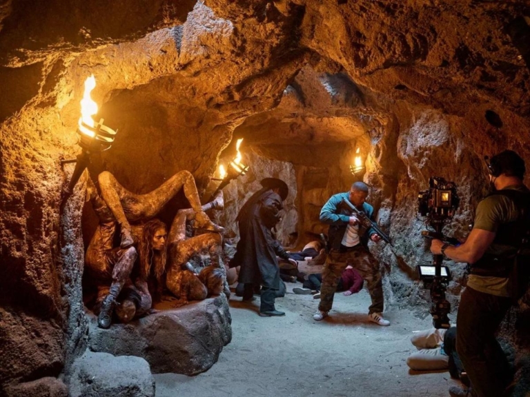 WATCH: Jamie Foxx and Snoop Dogg Ruthlessly Hunt Vampires in ‘Day Shift ...