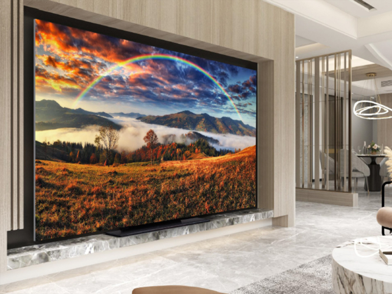 $237,000 LG MAGNIT TV Hits the 118-Inch 'Sweet Spot' | Man of Many