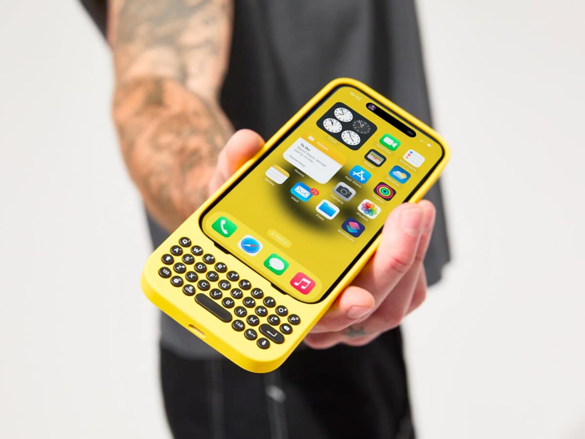 Clicks' Keyboard Case Revives the BlackBerry Button Era for iPhones ...