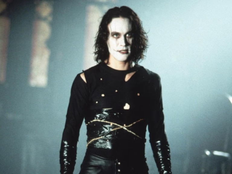 First Look at Bill Skarsgård's Jacked Goth Avenger in 'The Crow' Reboot ...