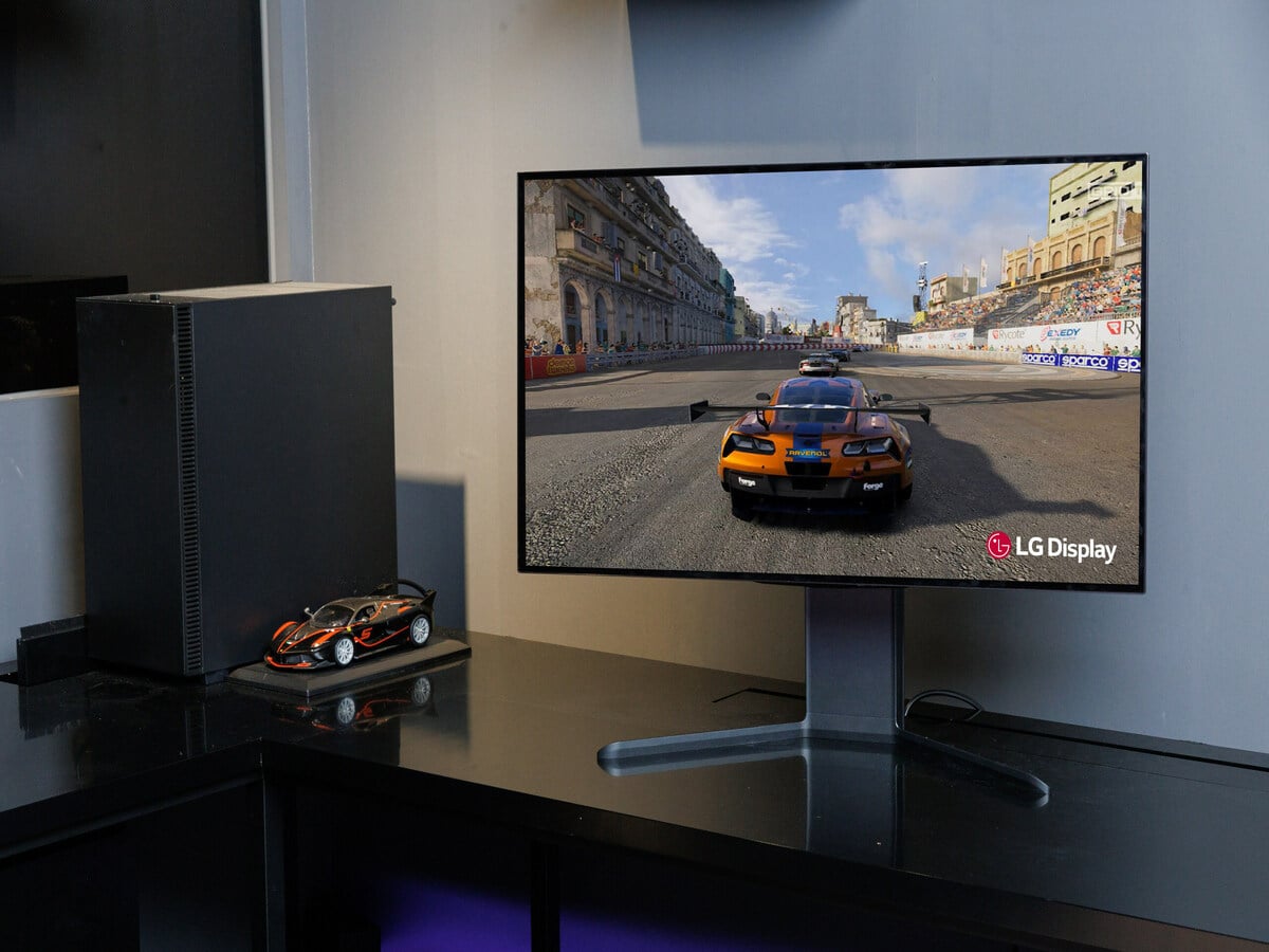LG is 'Mass Producing' World's First Gaming OLED Panel With Switchable ...