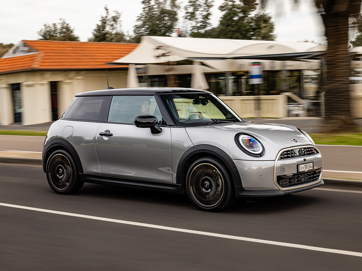 2025 MINI Cooper S (Petrol) vs. MINI Cooper SE (Electric): Sibling ...