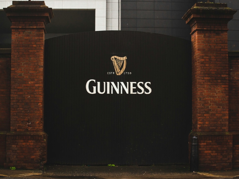 How to Split the G: The Unofficial Rules of Guinness Golf | Man of Many