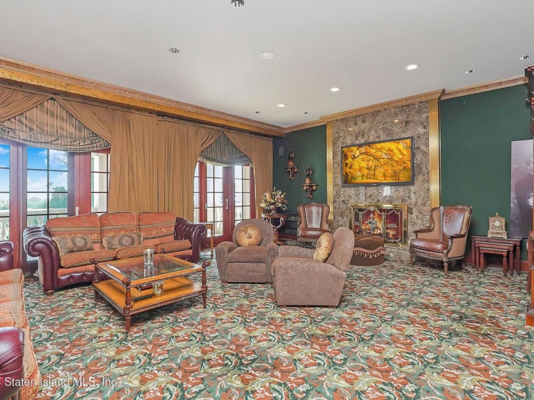 $18,000,000 Staten Island Mega-Mansion Owned by Mafia Boss Paul ...