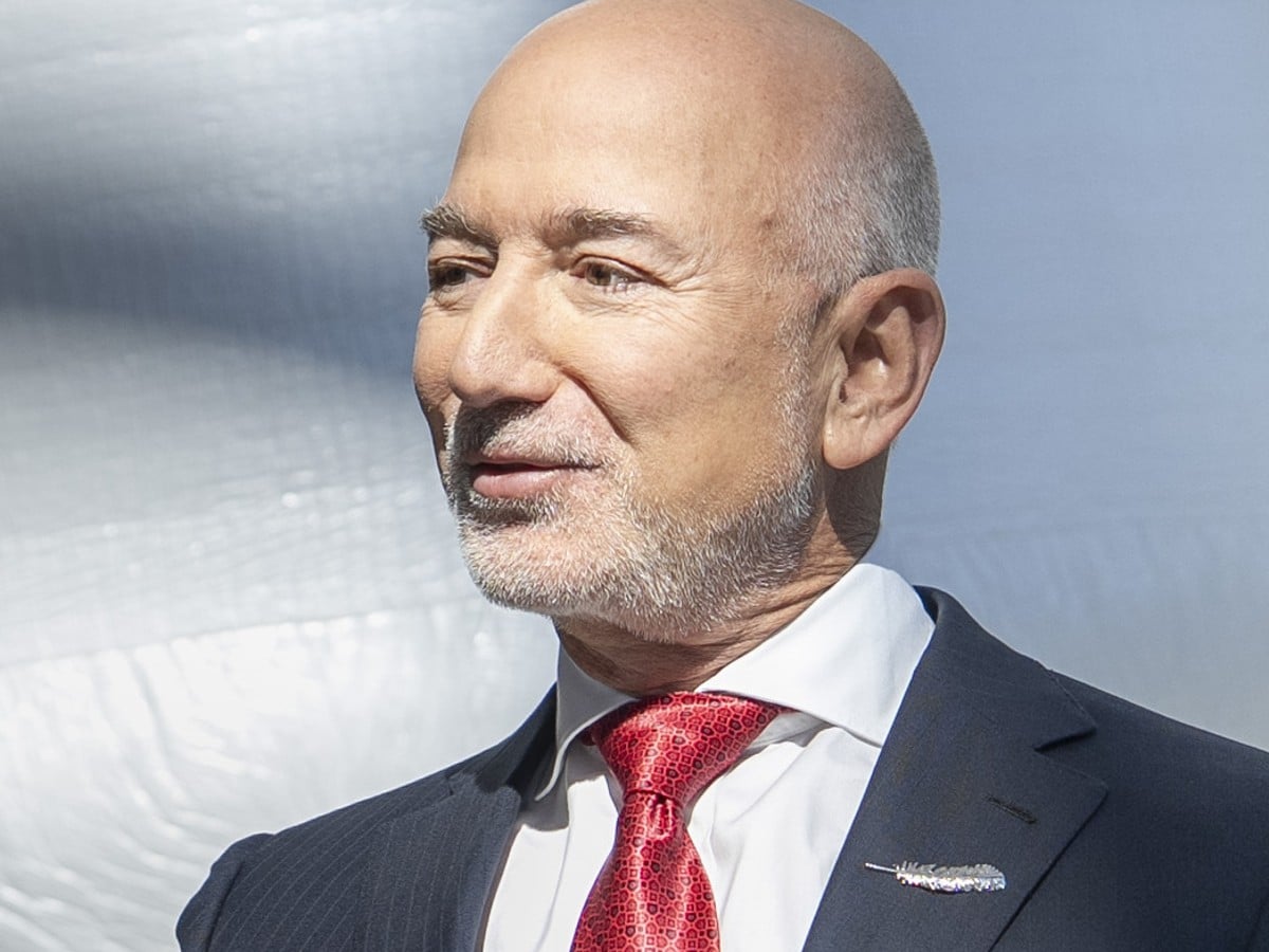 17 Successful People and How They Really Sleep | Man of Many
